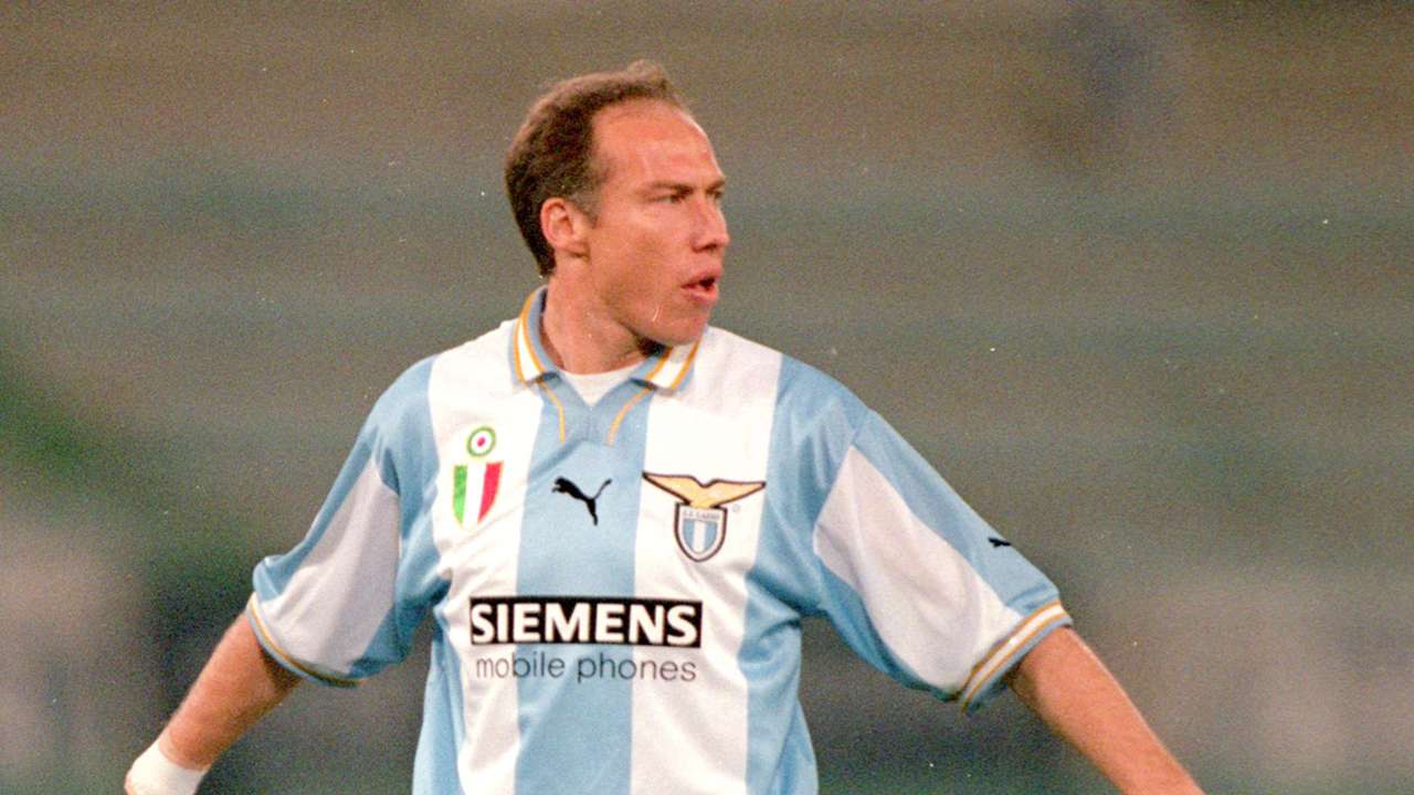 Nestor Sensini, fresco di Scudetto, con la maglia che la Lazio indossa ...