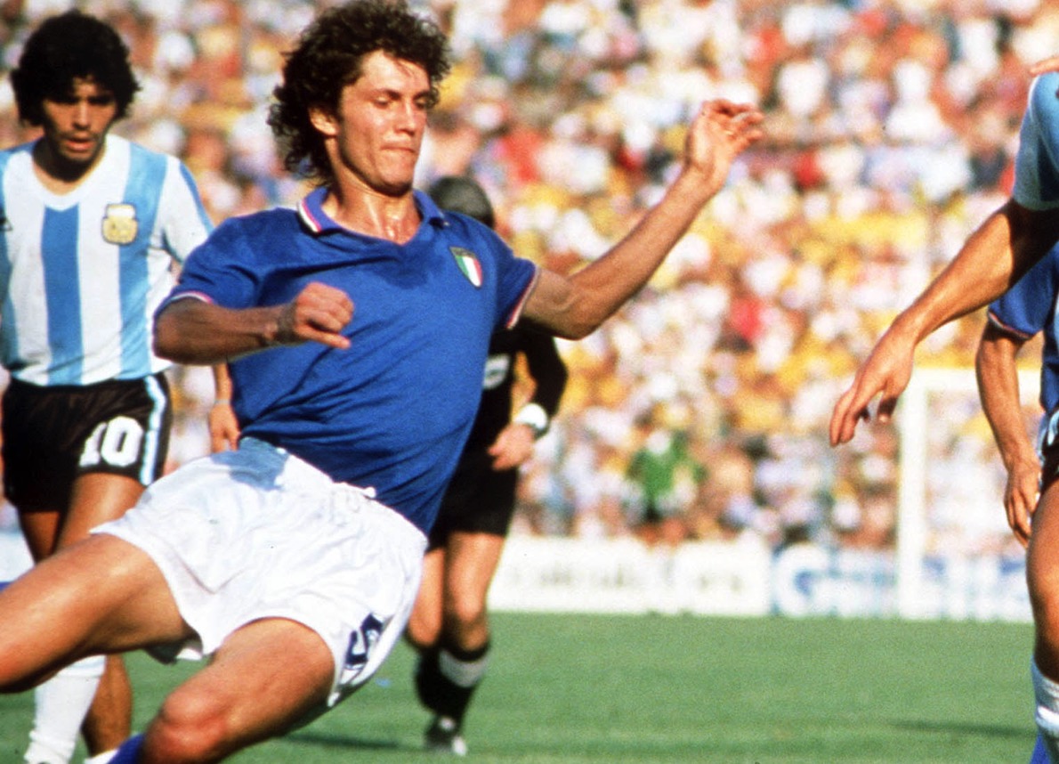 Fulvio Collovati interviene su un avversario davanti agli occhi di ...