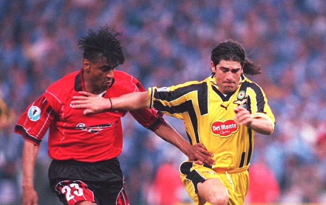 Il mediano Vicente Engonga tenta di contrastare l’azione di Marcelo Salas