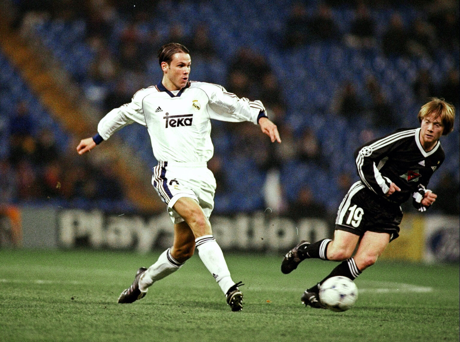 Fernando Redondo in un incontro di Champions League contro il Rosenborg